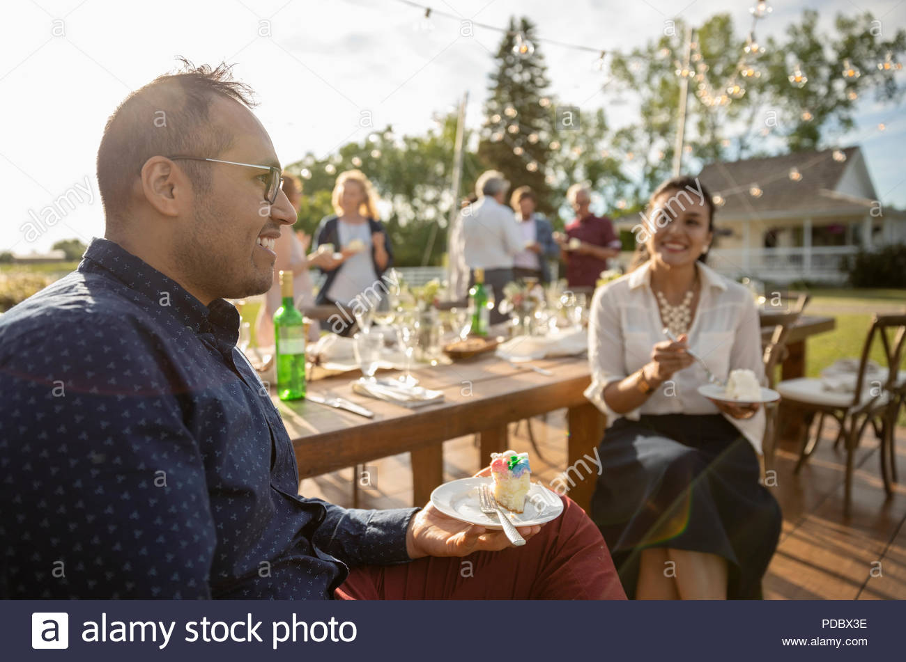 Man woman cake garden hi-res stock photography and images - Alamy
