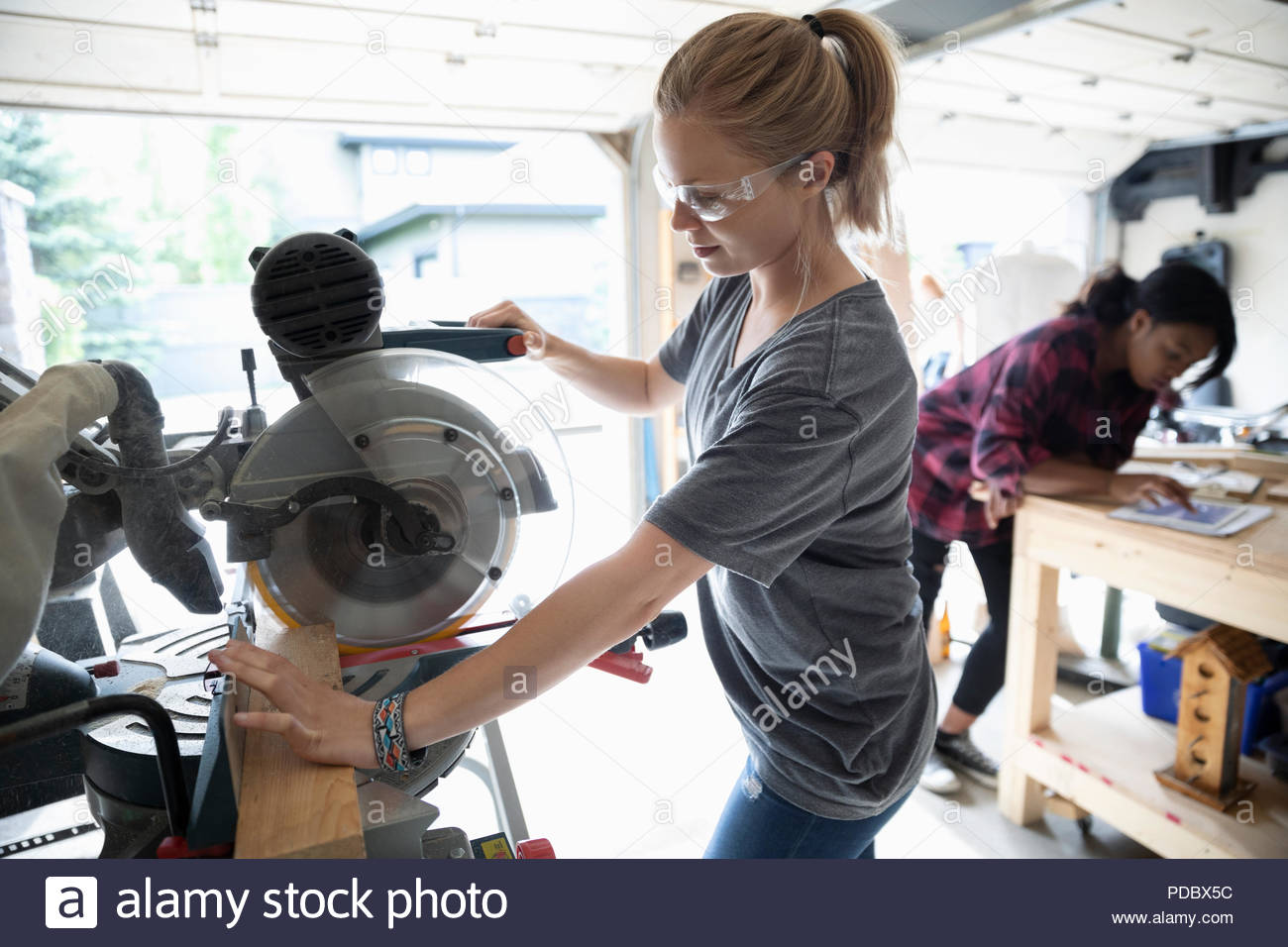 Two person saw hi-res stock photography and images - Alamy