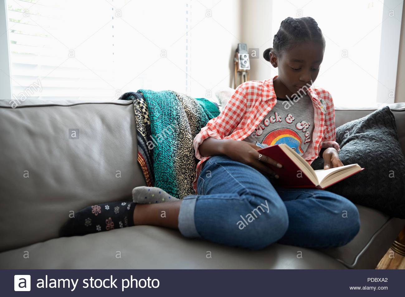 Tween girl reading book hi-res stock photography and images - Alamy