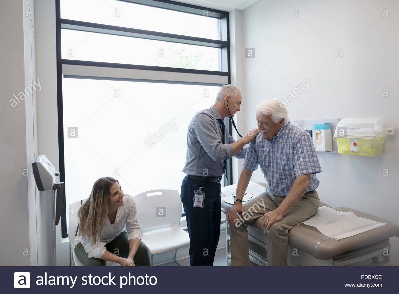 Doctor using a stethoscope hi-res stock photography and images - Alamy