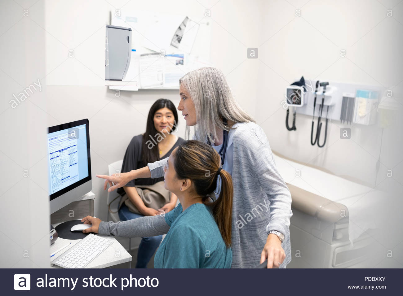 Nurse standing computer talking hi-res stock photography and images - Alamy