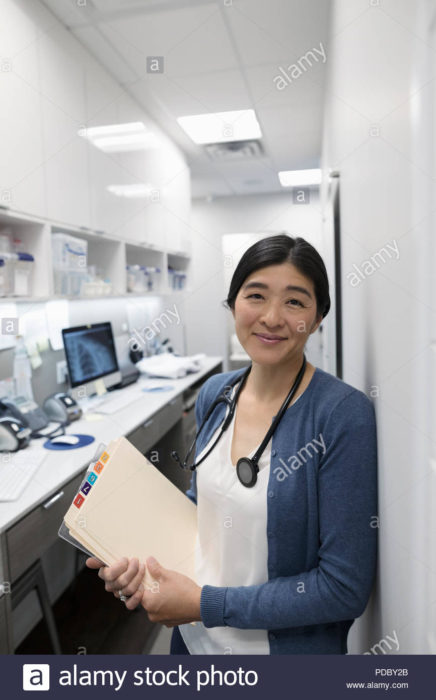 Chinese medical doctor hi-res stock photography and images - Alamy