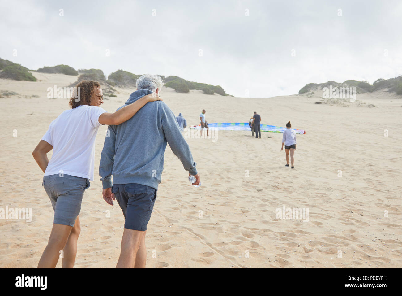 Two friends walking on the beach hi-res stock photography and images ...