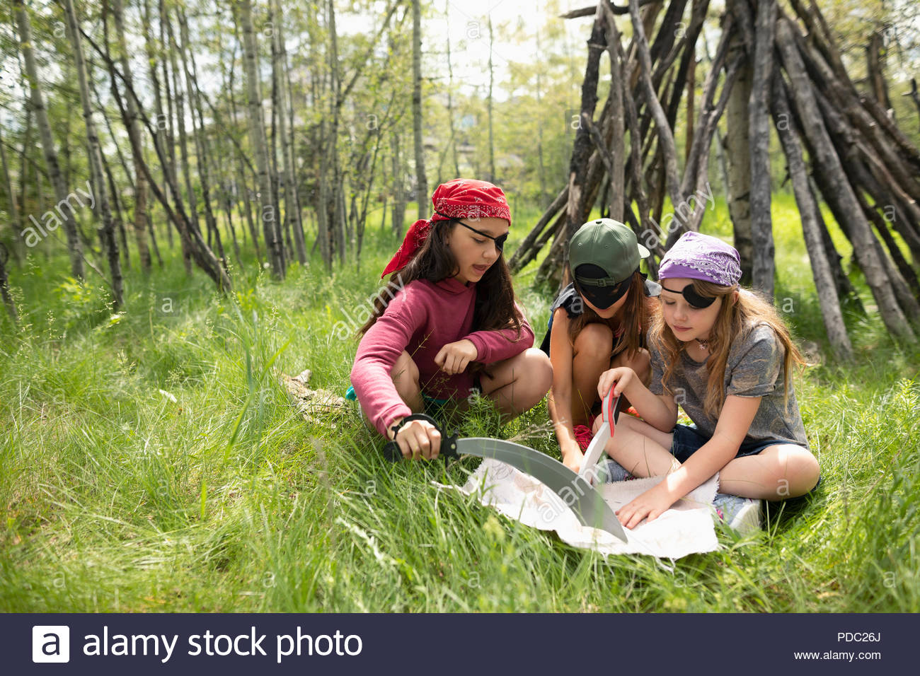Girl pointing map hi-res stock photography and images - Alamy