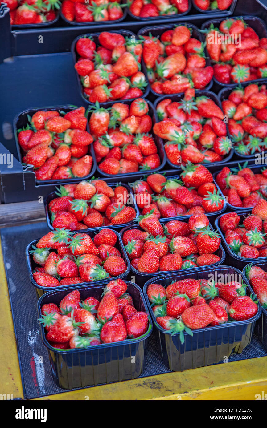Strawberries in plastic containers hi-res stock photography and images ...