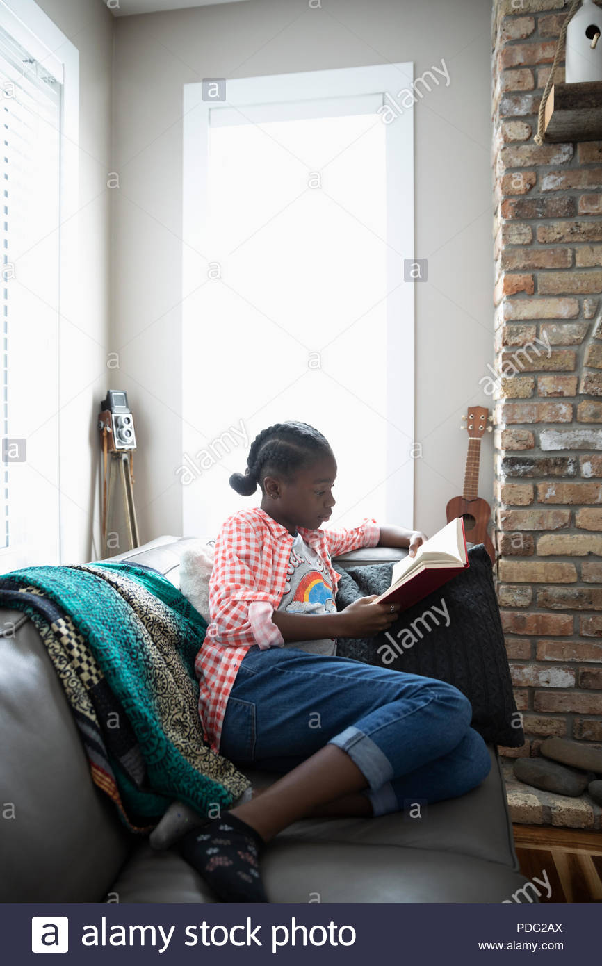 Tween girl reading book hi-res stock photography and images - Alamy