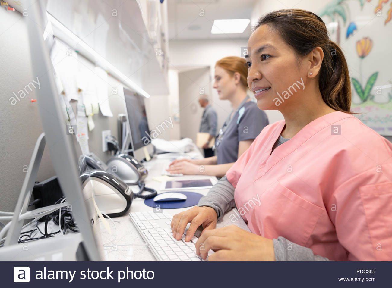 Female mature nurse computer hi-res stock photography and images - Alamy
