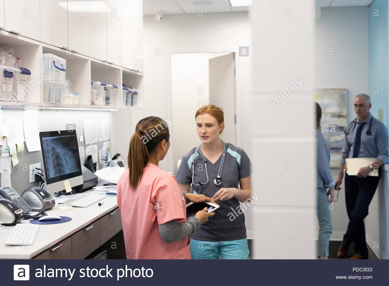 Group of nurses talking hi-res stock photography and images - Alamy