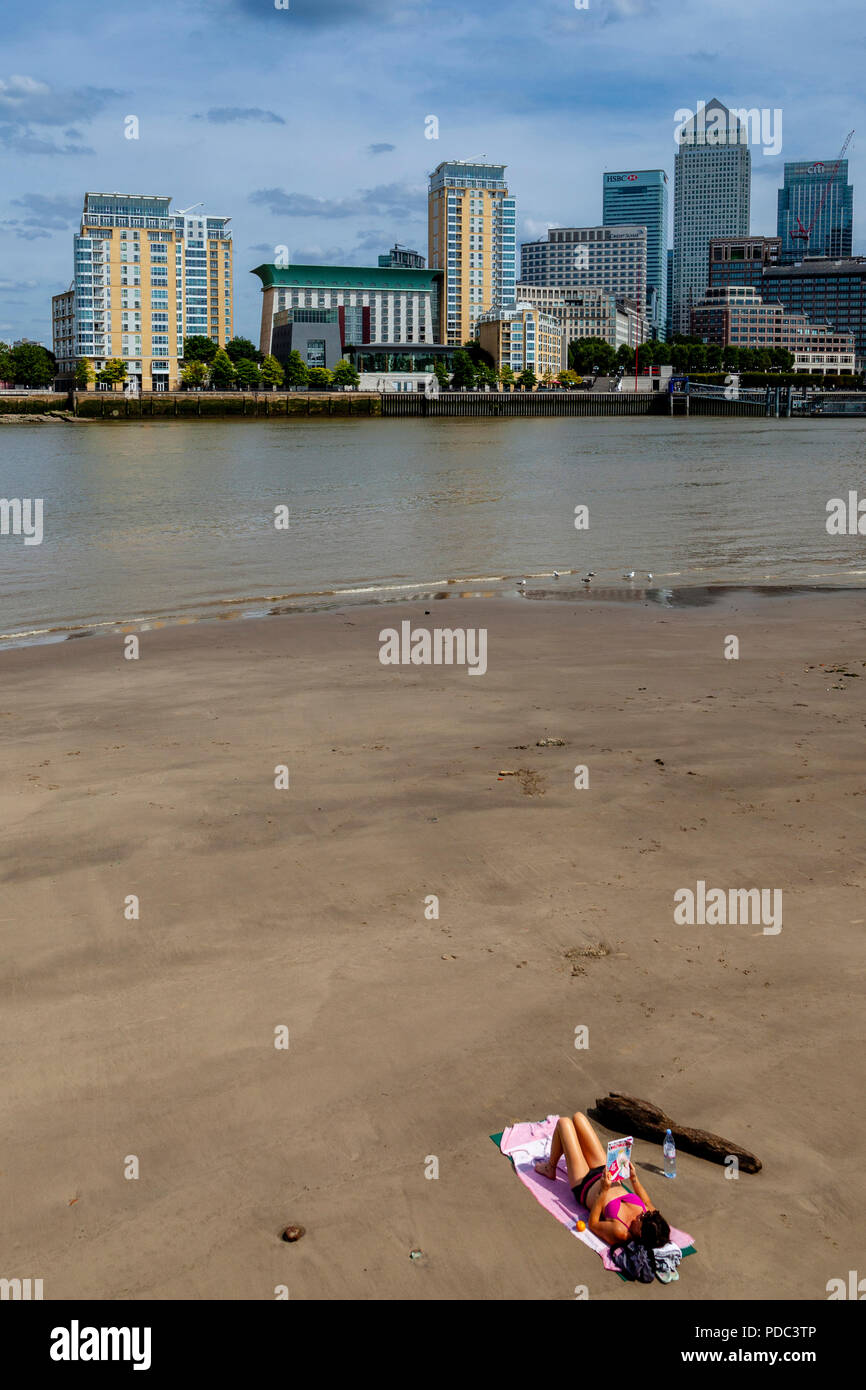 People on the river thames beach at low tide hi-res stock photography ...
