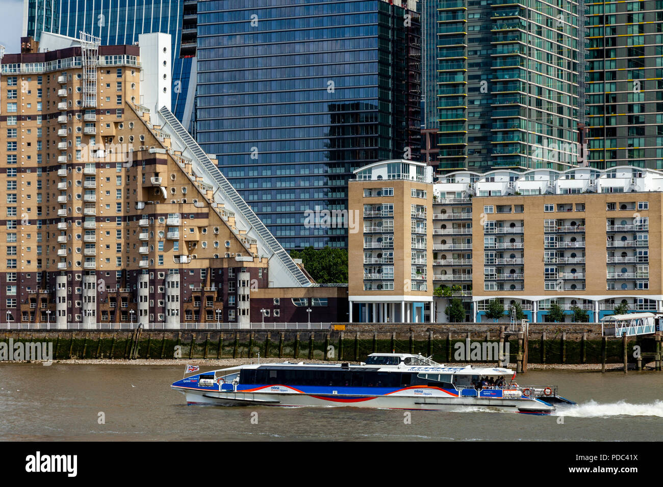 Canary wharf thames clipper river boat hi-res stock photography and ...