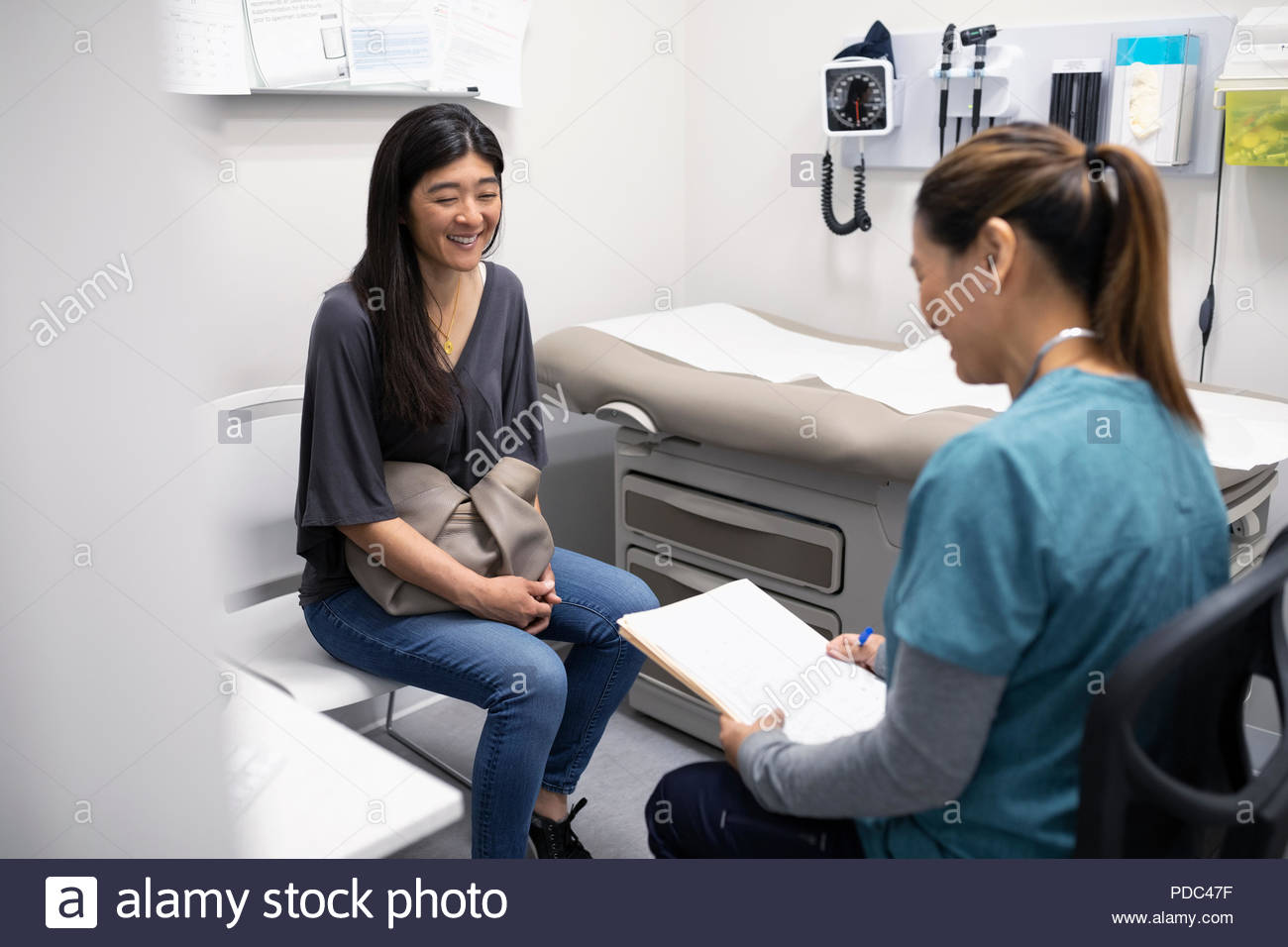 Chinese patient nurse hi-res stock photography and images - Alamy