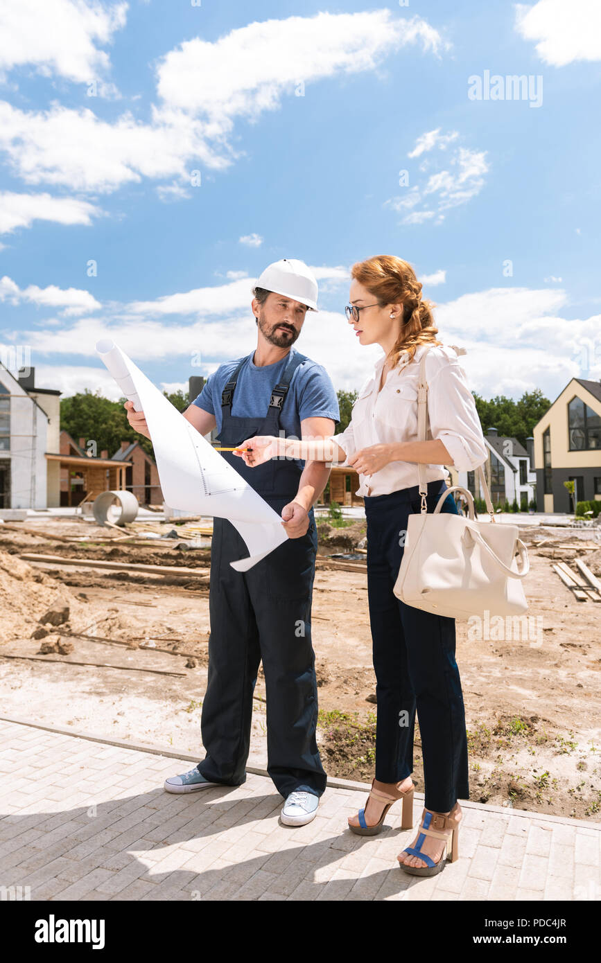 Construction client talking hi-res stock photography and images - Alamy