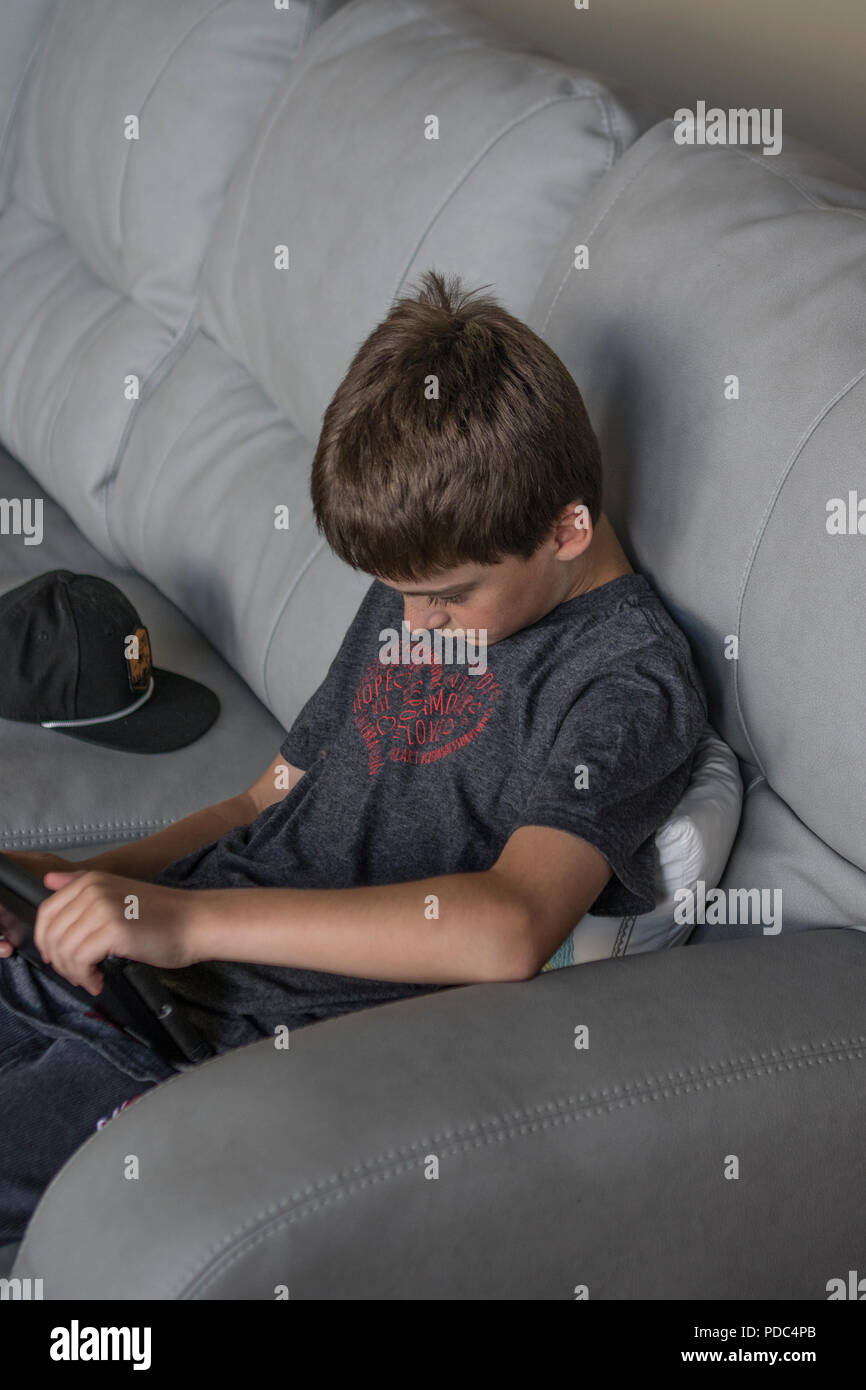 Boy ipad technology hi-res stock photography and images - Alamy