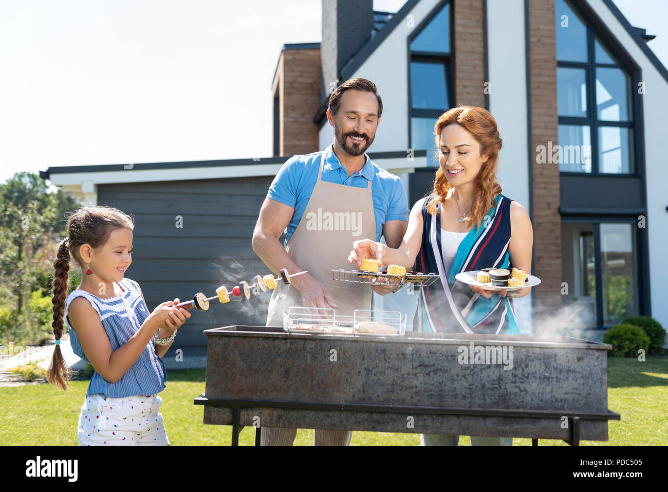 Family father mother helping hi-res stock photography and images - Alamy