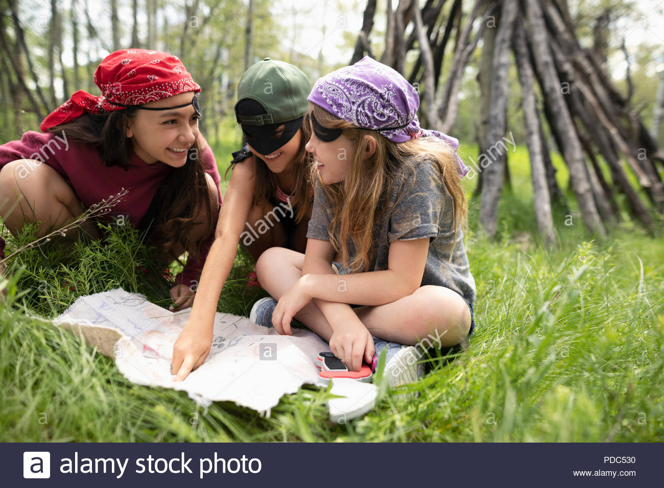 Child pointing a map hi-res stock photography and images - Alamy