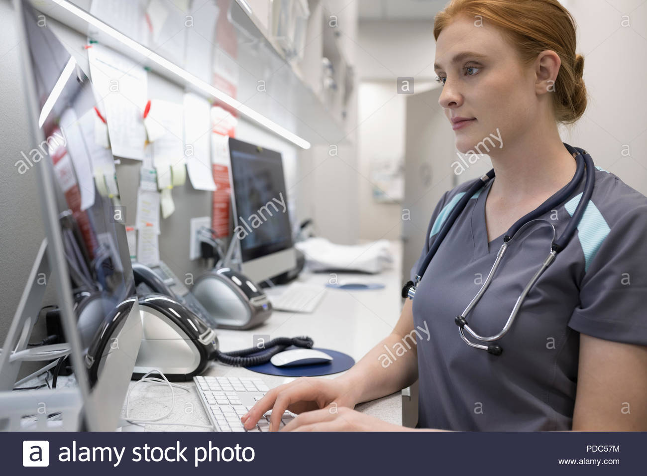 Nurse computer station hi-res stock photography and images - Alamy