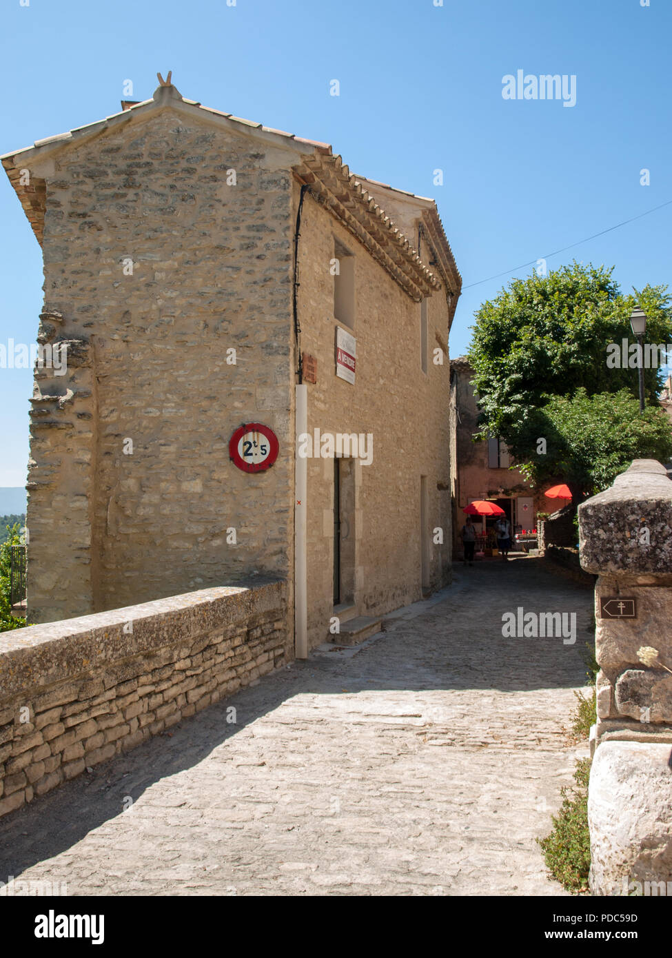 Narrow street in medieval town Gordes. Provence, France Stock Photo - Alamy