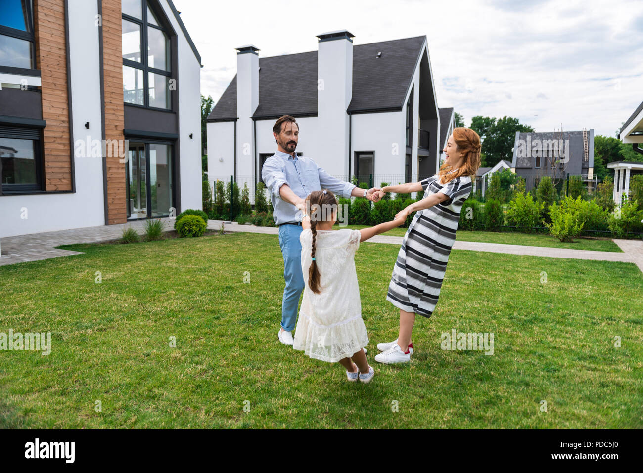 Happy family circle hi-res stock photography and images - Alamy