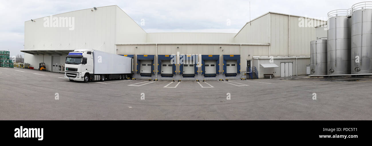 Logistics center exterior hi-res stock photography and images - Alamy