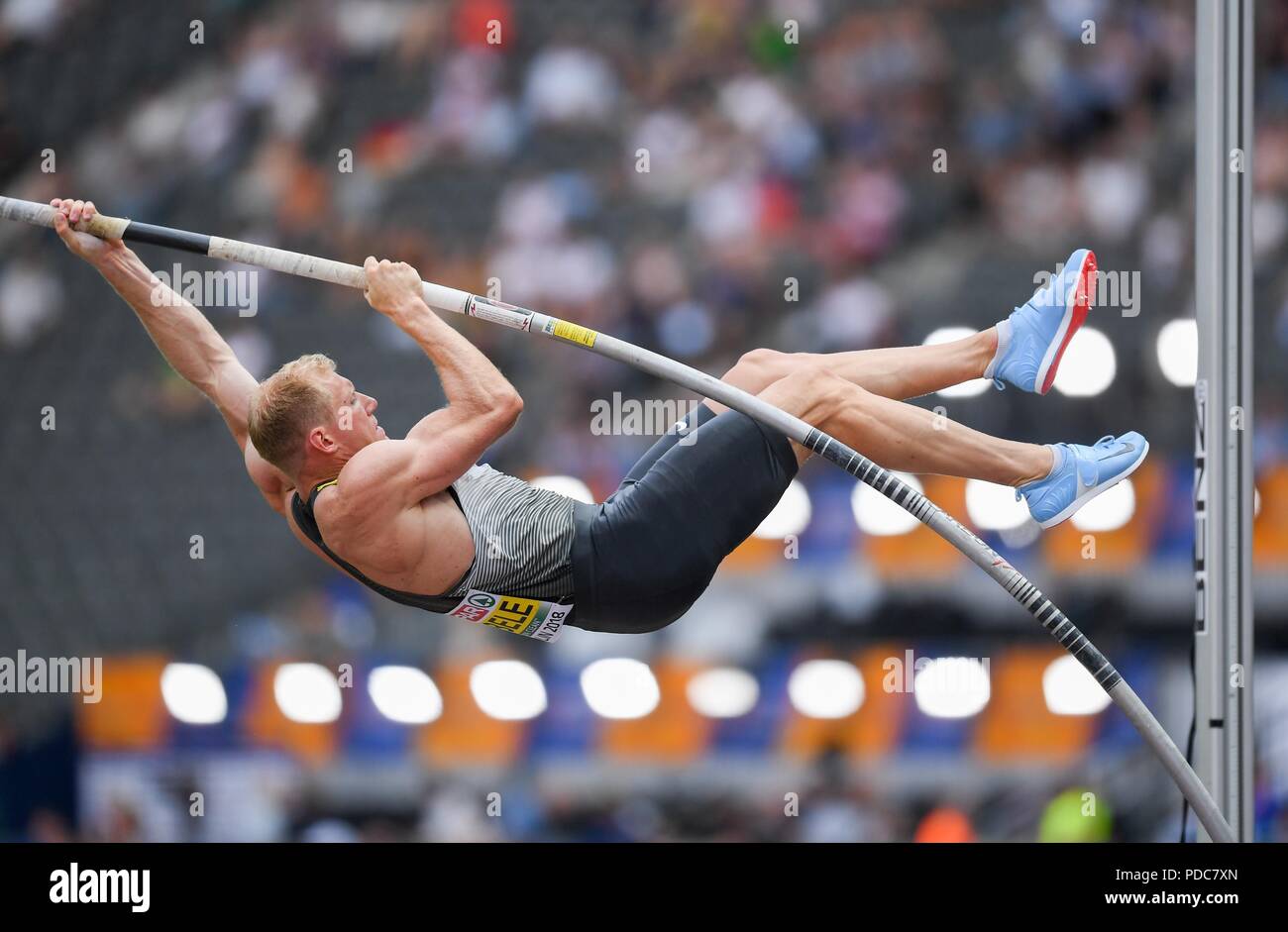 Pole vault men decathlon hi-res stock photography and images - Alamy
