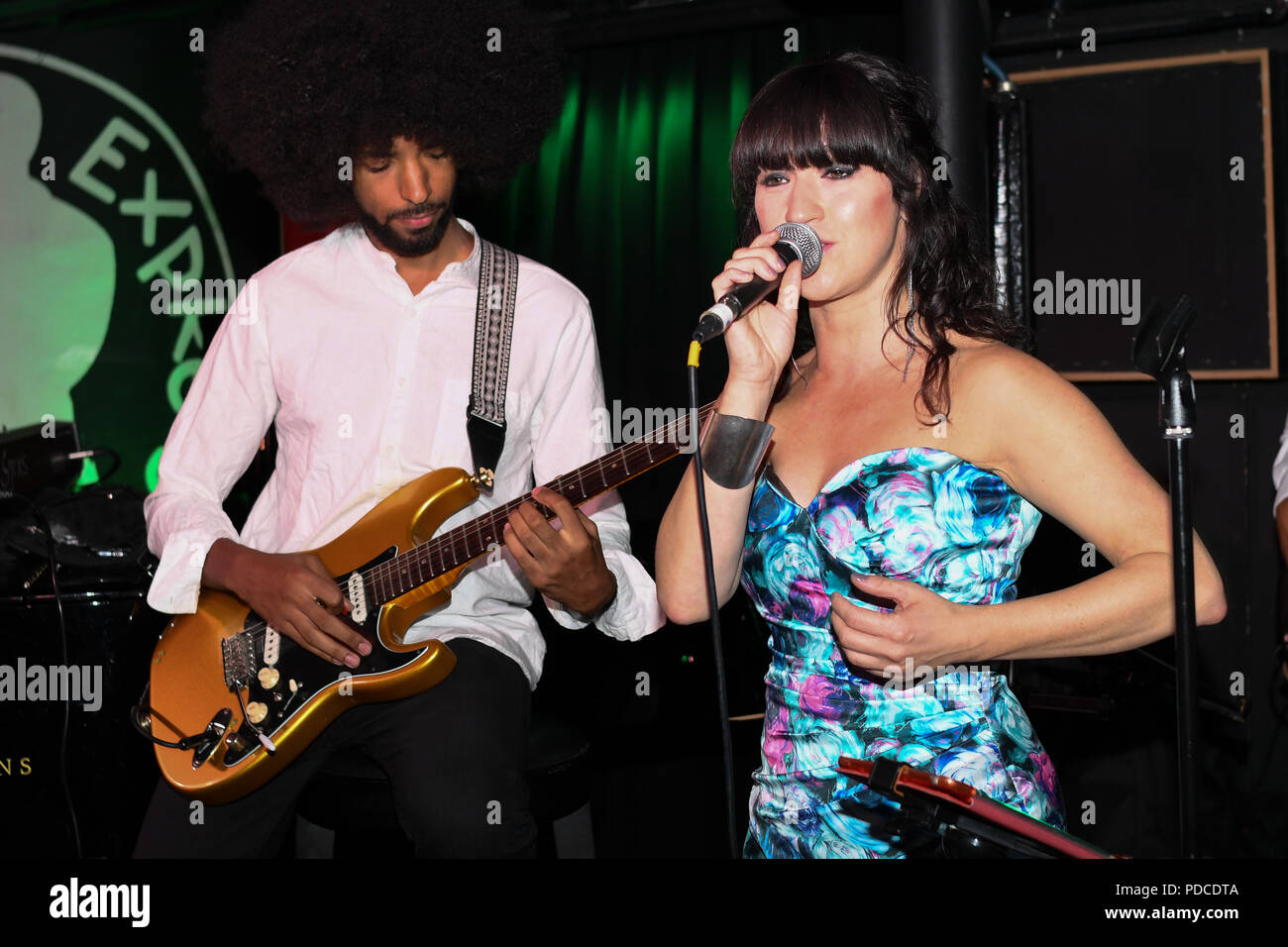 Showbiz pizza band hi-res stock photography and images - Alamy