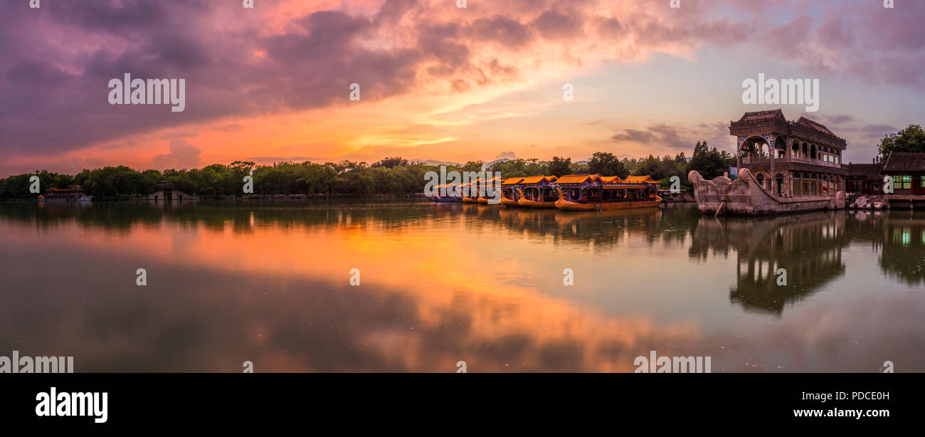 Beijing, China, 8th Aug 2018 In the evening after the rain, the flaming ...