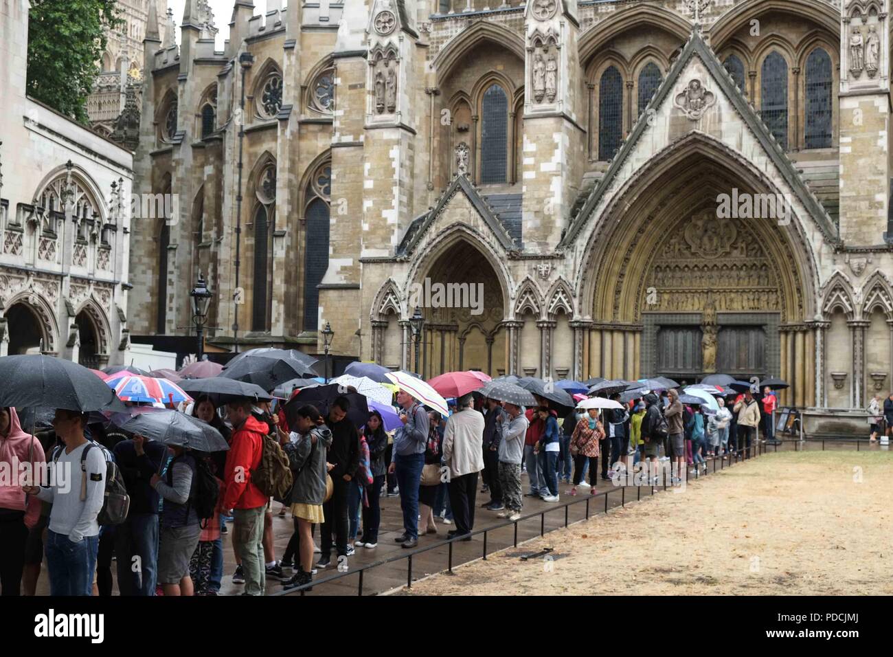 Westminster abbey queues hi-res stock photography and images - Alamy