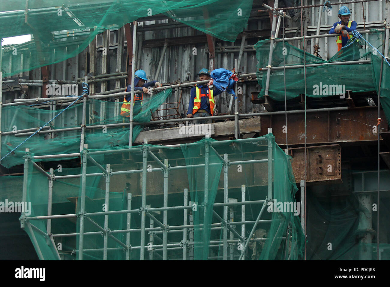 Manila, Philippines. 9th Aug, 2018. Workers are seen at a construction ...