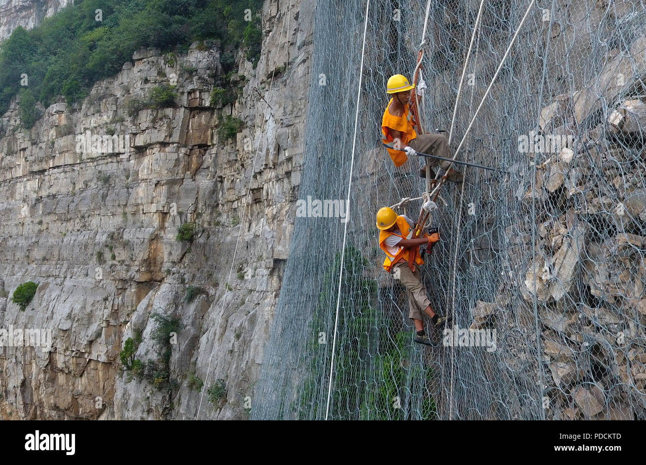 Falling rocks hi-res stock photography and images - Alamy