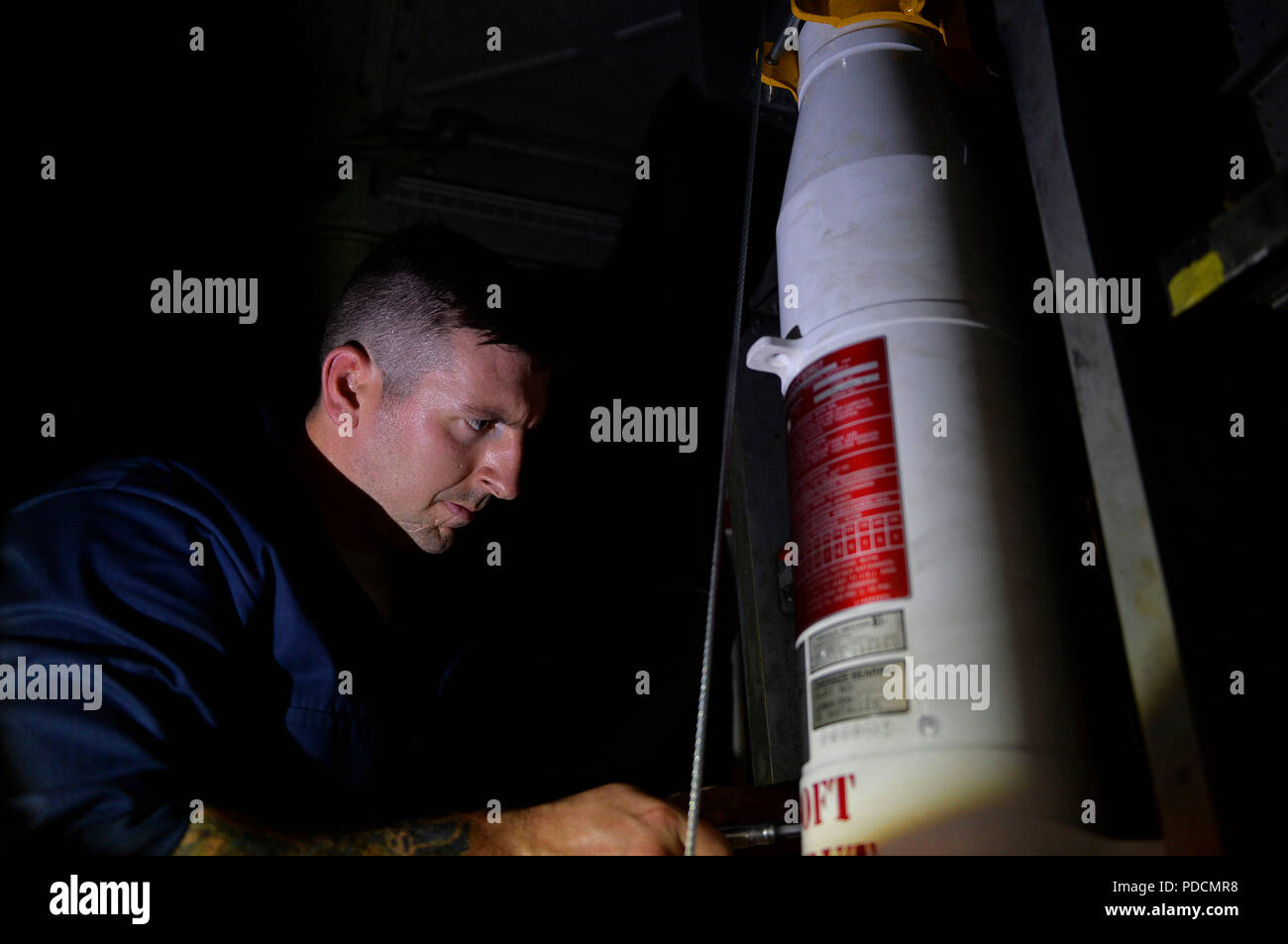 Landing gear struts hi-res stock photography and images - Alamy