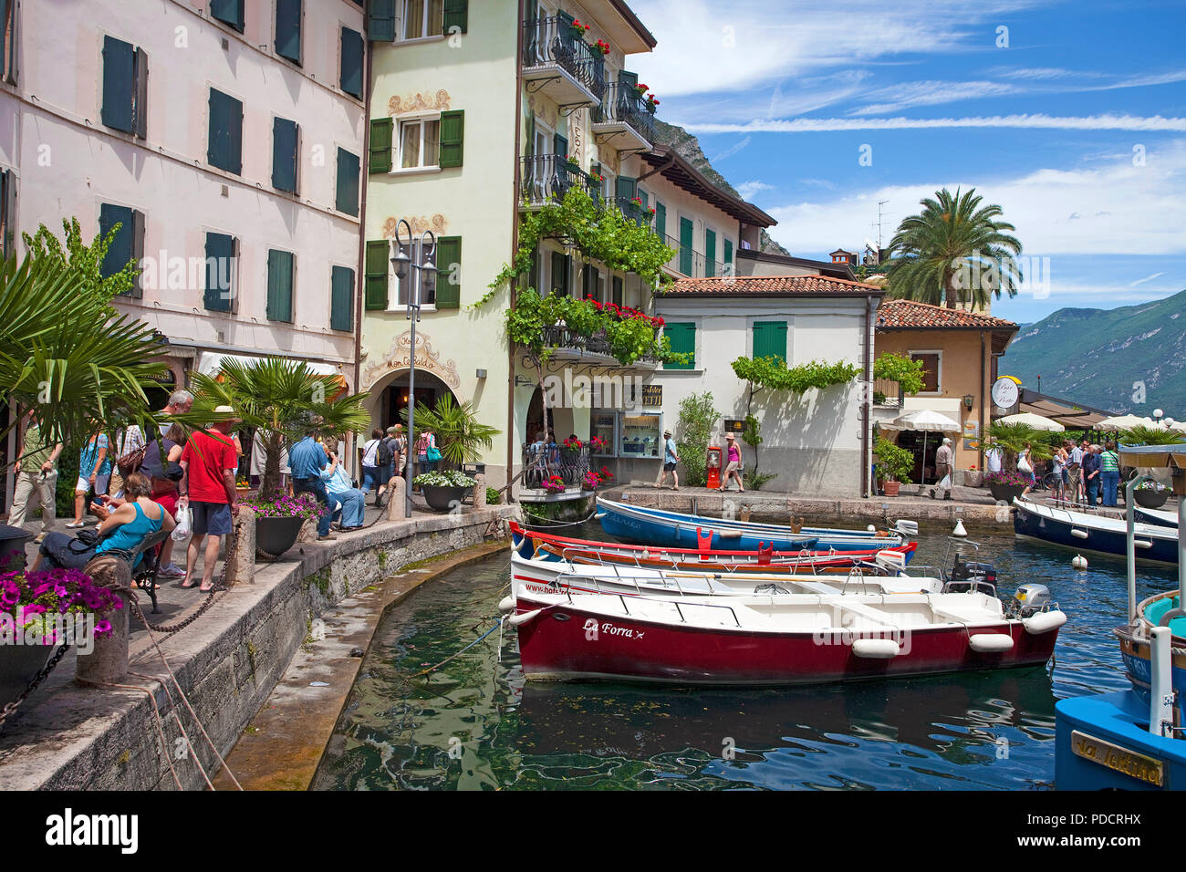 Seepromenade von Limone, Limone sul Garda, Gardasee, Lombardei, Italien ...