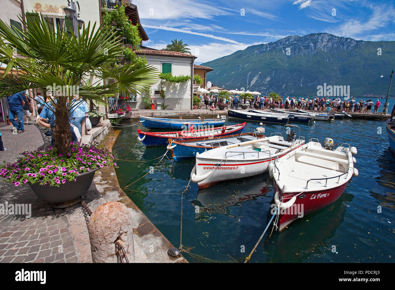 Lakeside promenade limone sul garda hi-res stock photography and images ...