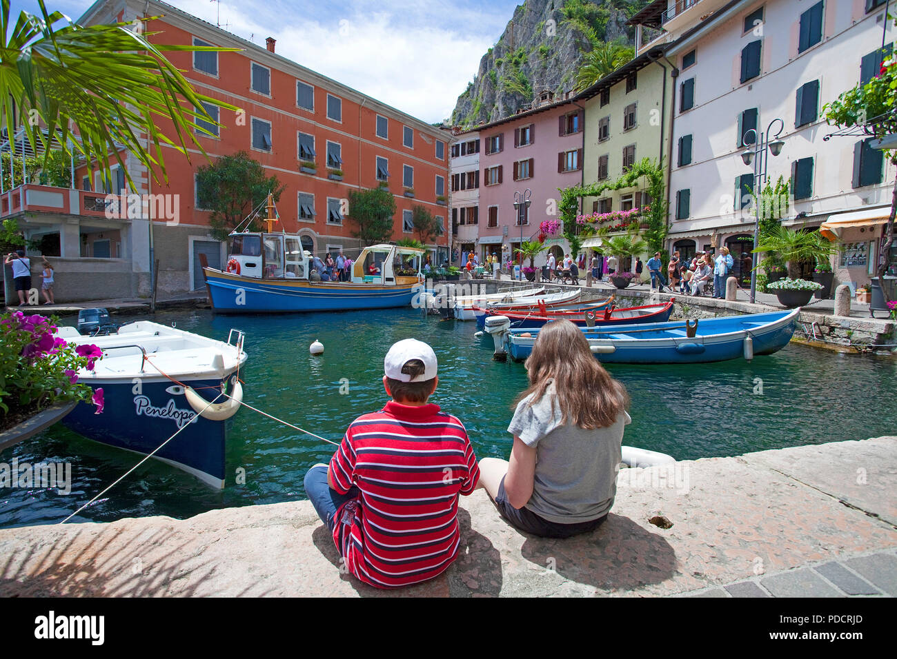 Seepromenade von Limone, Limone sul Garda, Gardasee, Lombardei, Italien ...