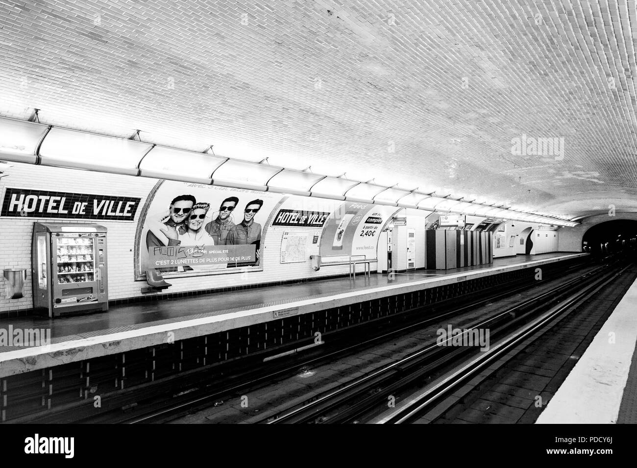 Tracks metro rail station Black and White Stock Photos & Images - Alamy