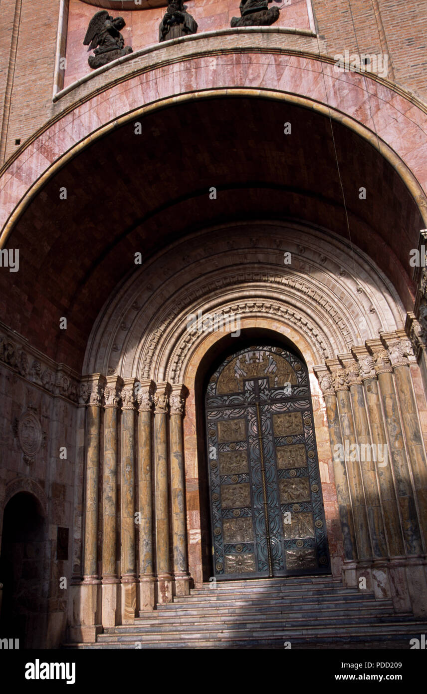 Cathedral entrance door hi-res stock photography and images - Alamy