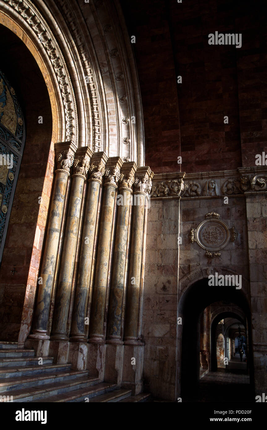 Cathedral entrance door hi-res stock photography and images - Alamy
