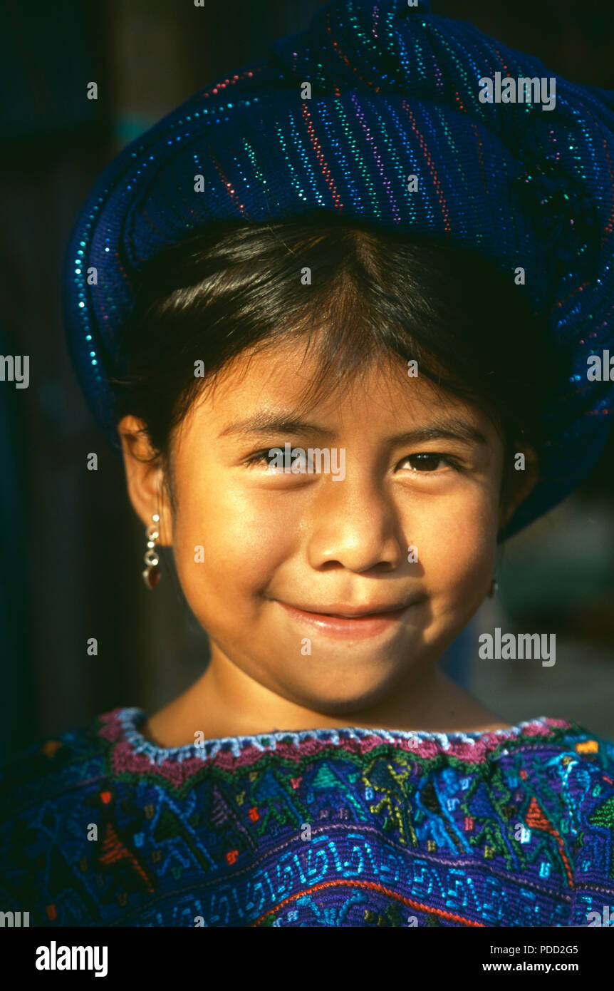 Maya girl weaving hi-res stock photography and images - Alamy