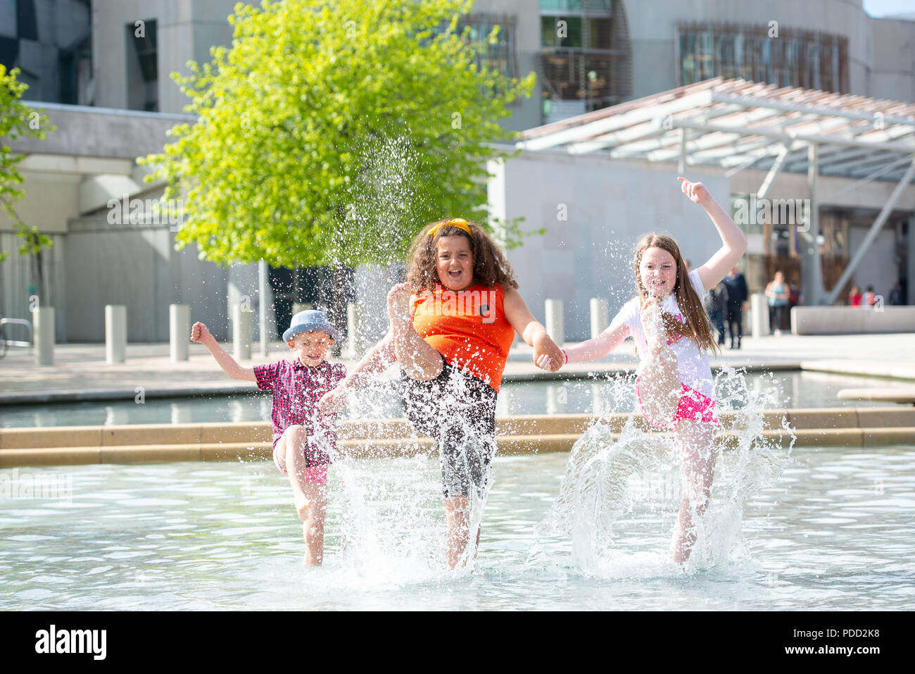 Kids splashing pool hi-res stock photography and images - Alamy