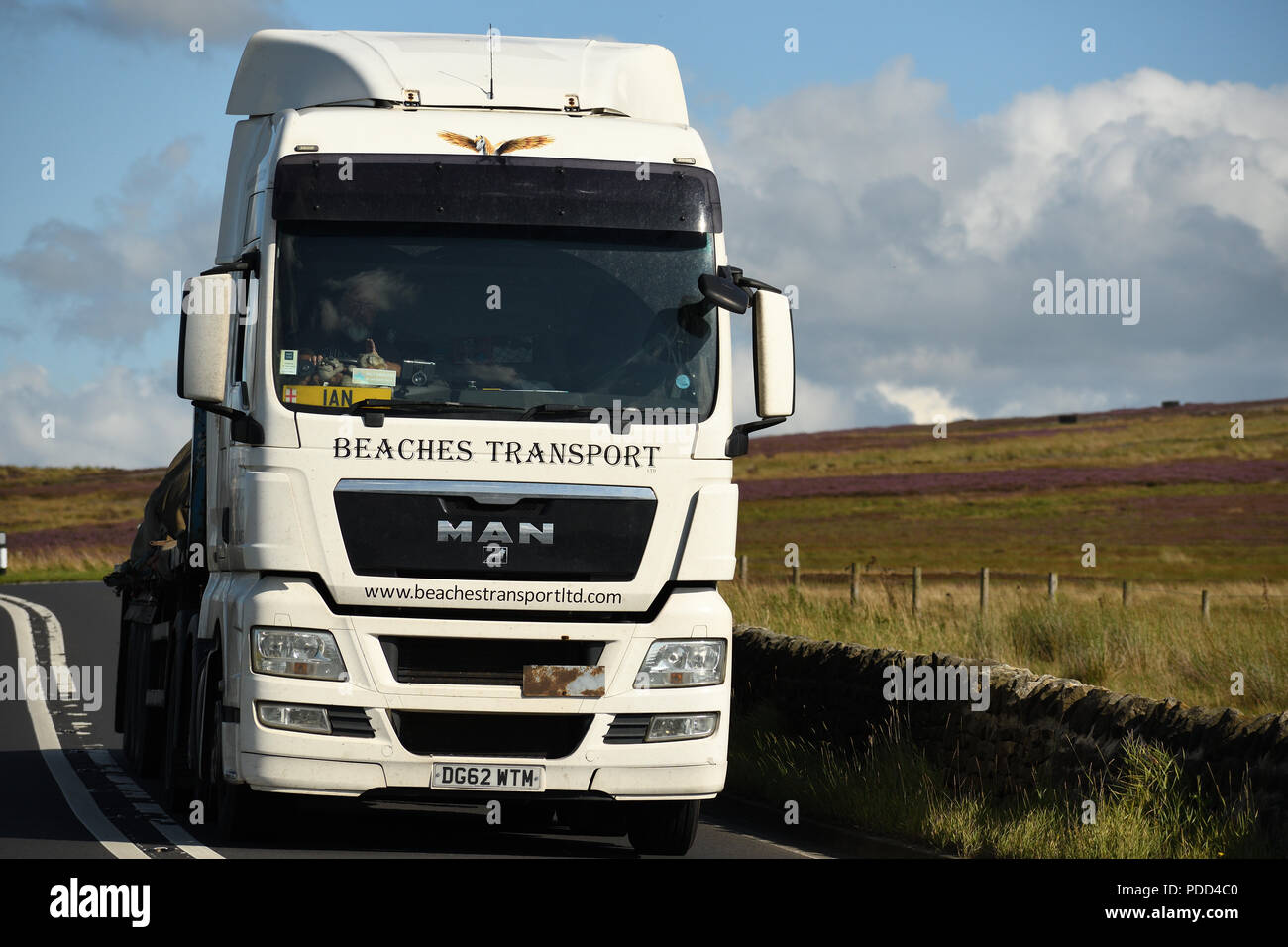 Towing truck uk hi-res stock photography and images - Alamy