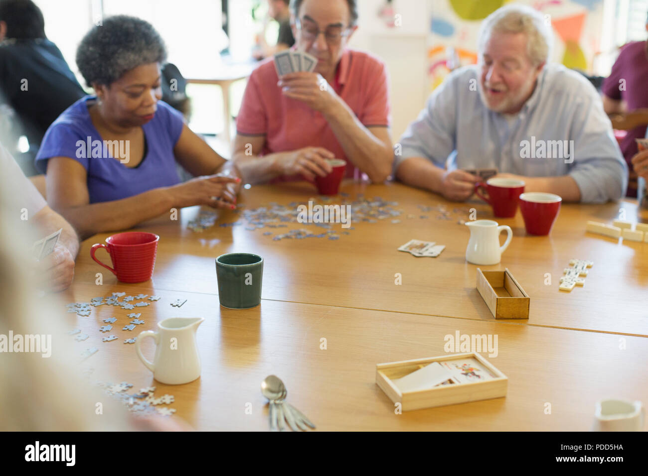 Group seniors table indoors hi-res stock photography and images - Alamy
