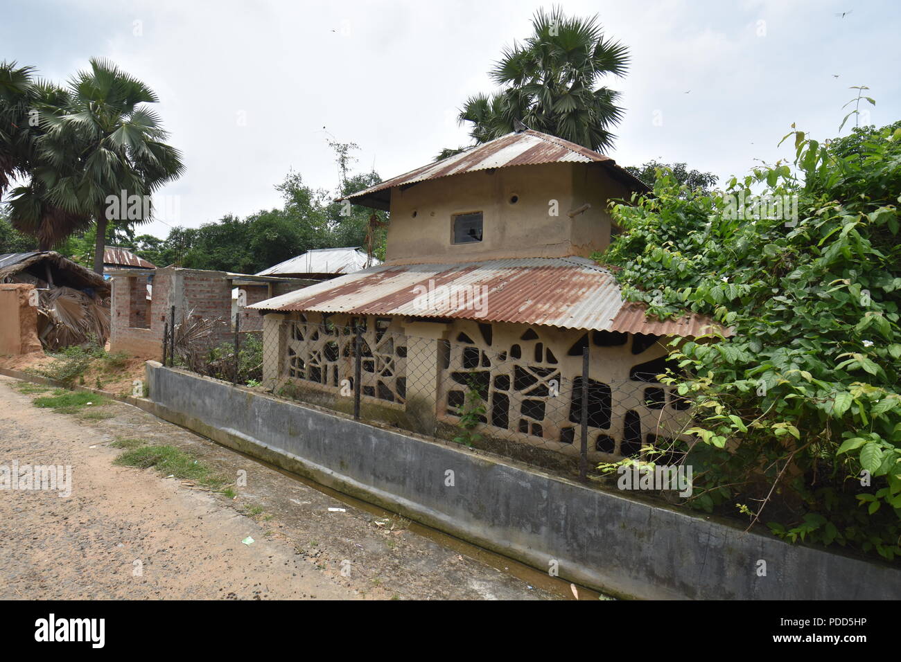 Tribal mud hut of Bonerpukurdanga - a Santali village at Bolpur, in the ...