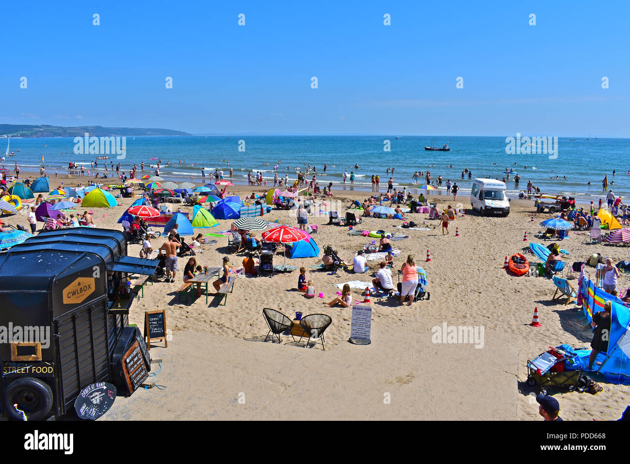 Busy beach scene hi-res stock photography and images - Alamy