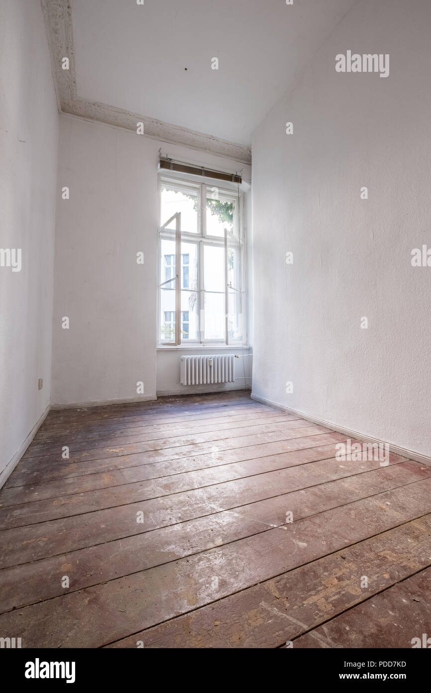 empty room with old wooden floor - apartment renovation concept Stock ...
