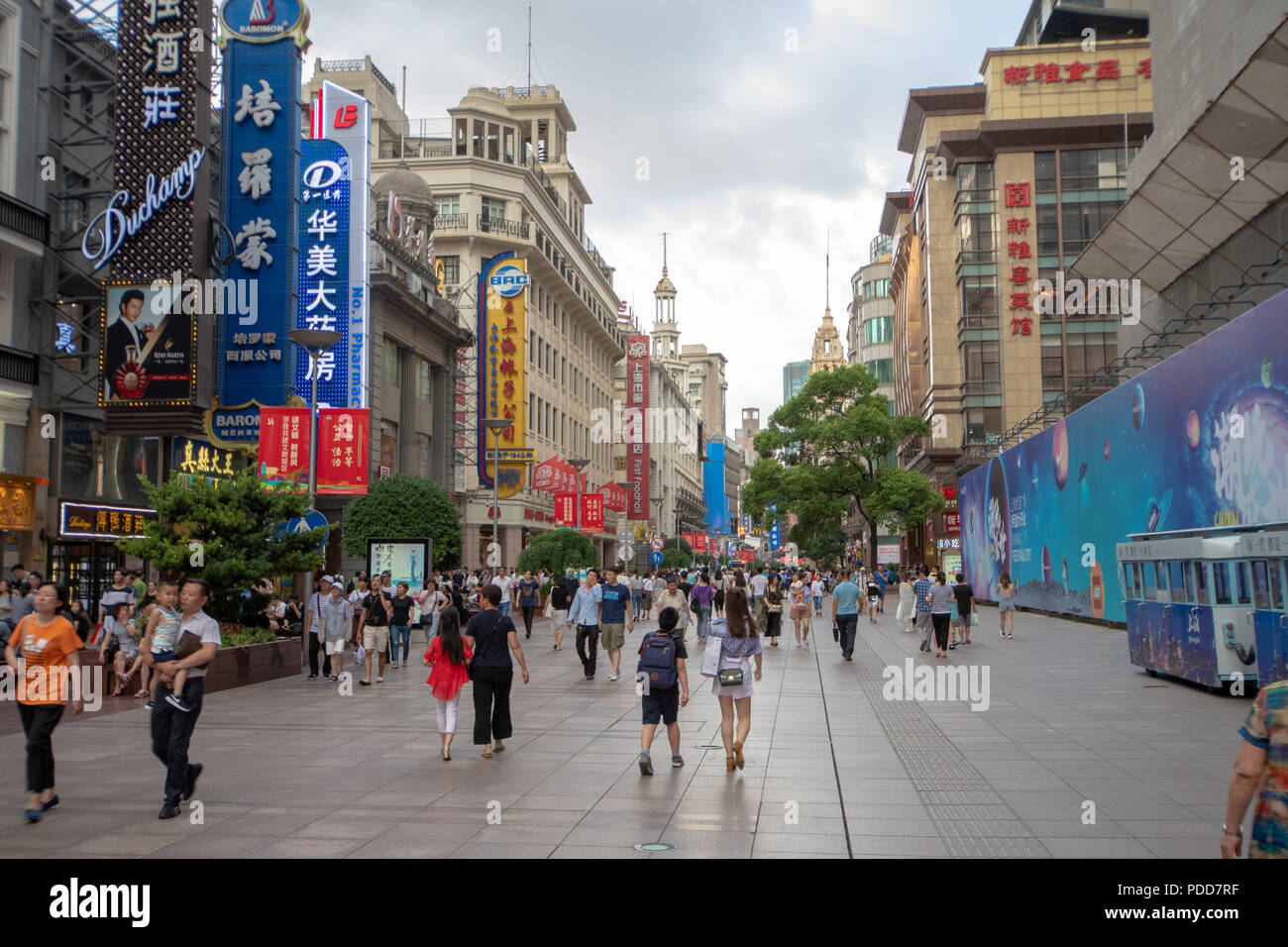 Shanghai's busy pedestrianised shopping street of Nanjing Road Stock ...