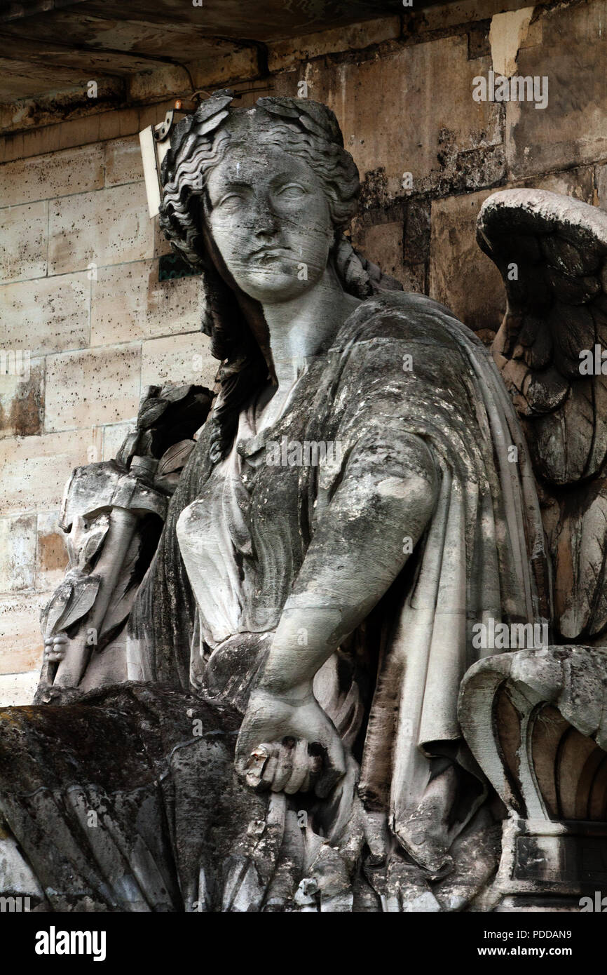 Paris bridge statue hi-res stock photography and images - Alamy