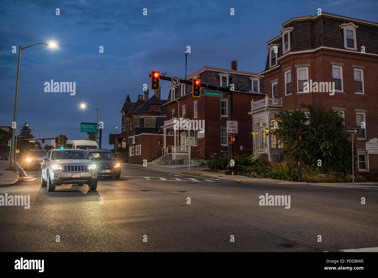 Car traffic at night hi-res stock photography and images - Alamy