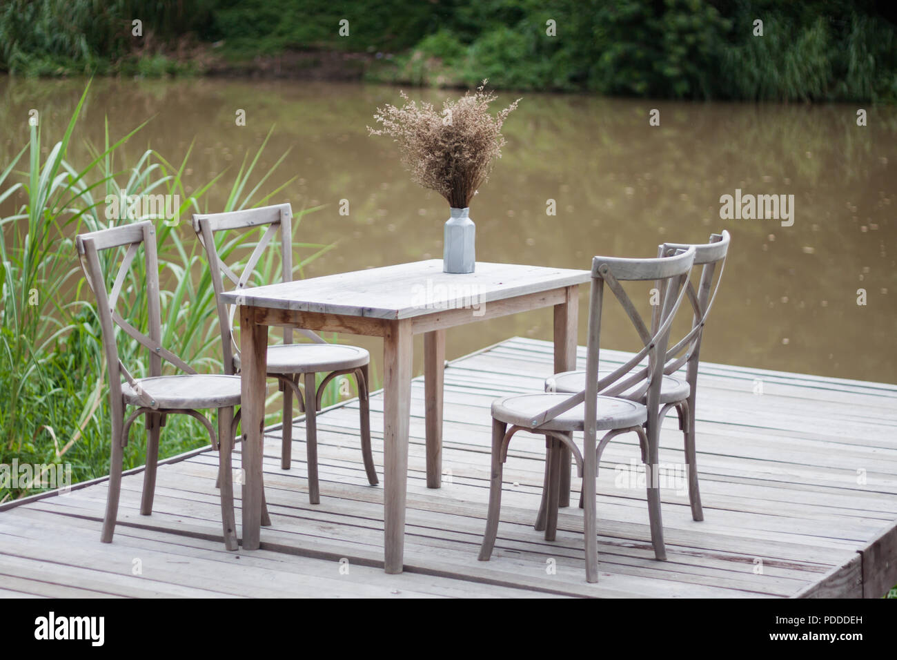 Tables outside coffee shop hi-res stock photography and images - Alamy