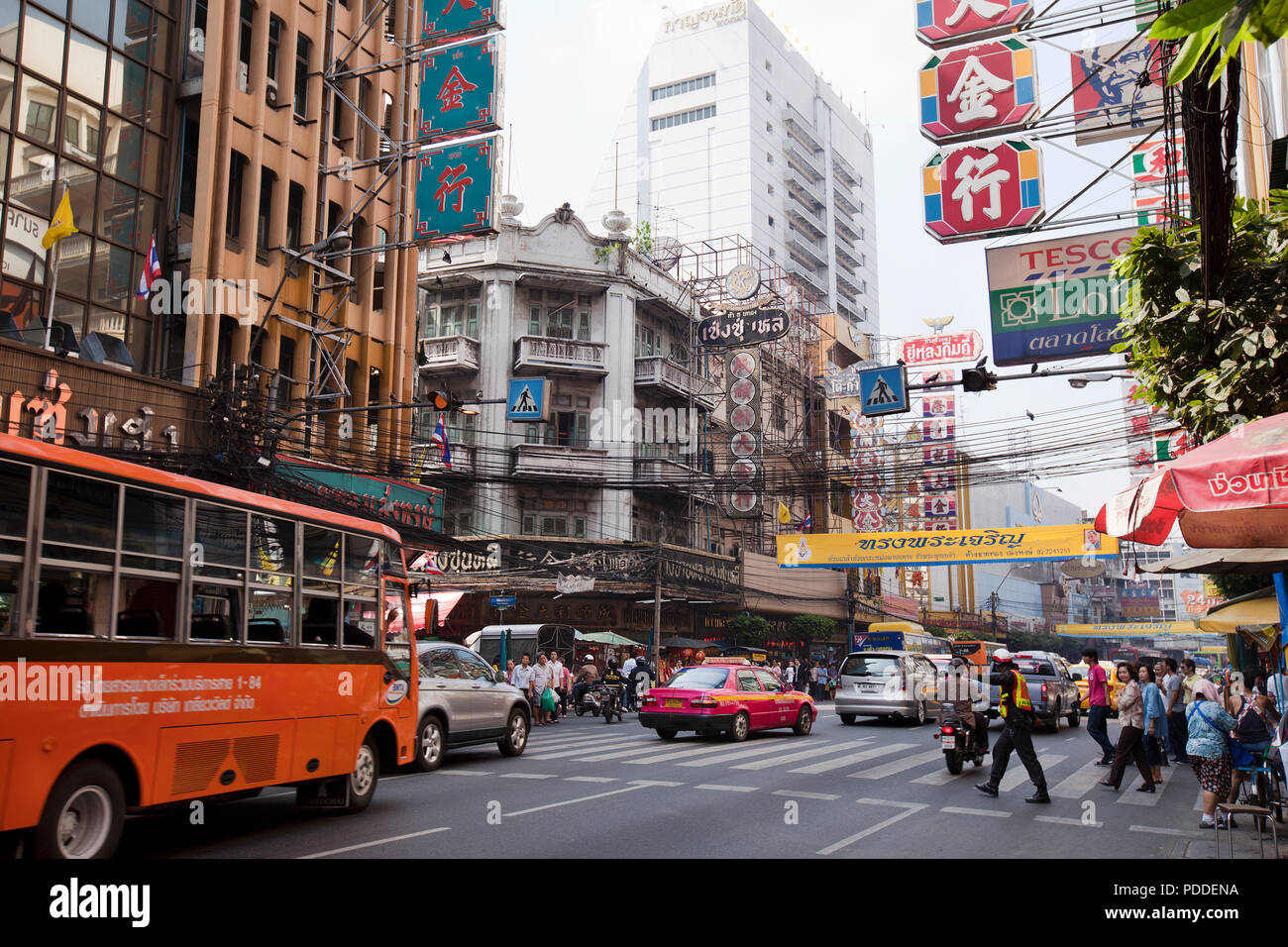 Bangkok architecture contrast hi-res stock photography and images - Alamy