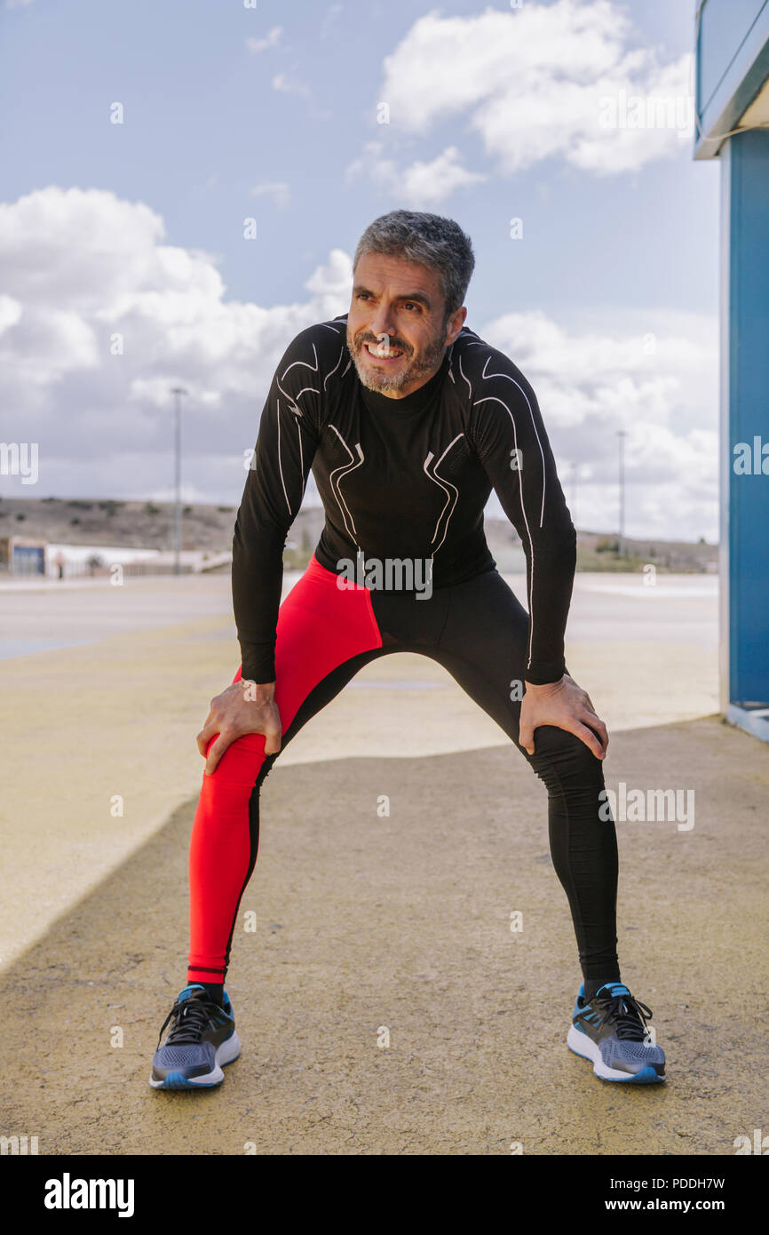 Hands on knees exhausted hi-res stock photography and images - Alamy