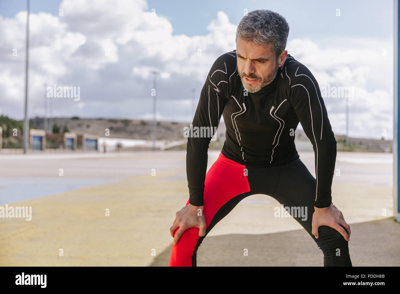 Hands on knees exhausted hi-res stock photography and images - Alamy
